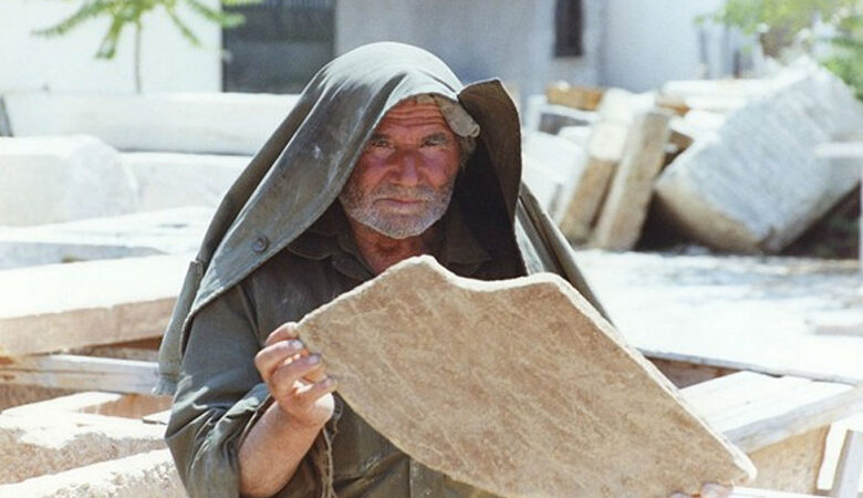 Ο σύγχρονος Ιεροφάντης, ο "τρελός της Ελευσίνας", που ριχνόταν στις ...