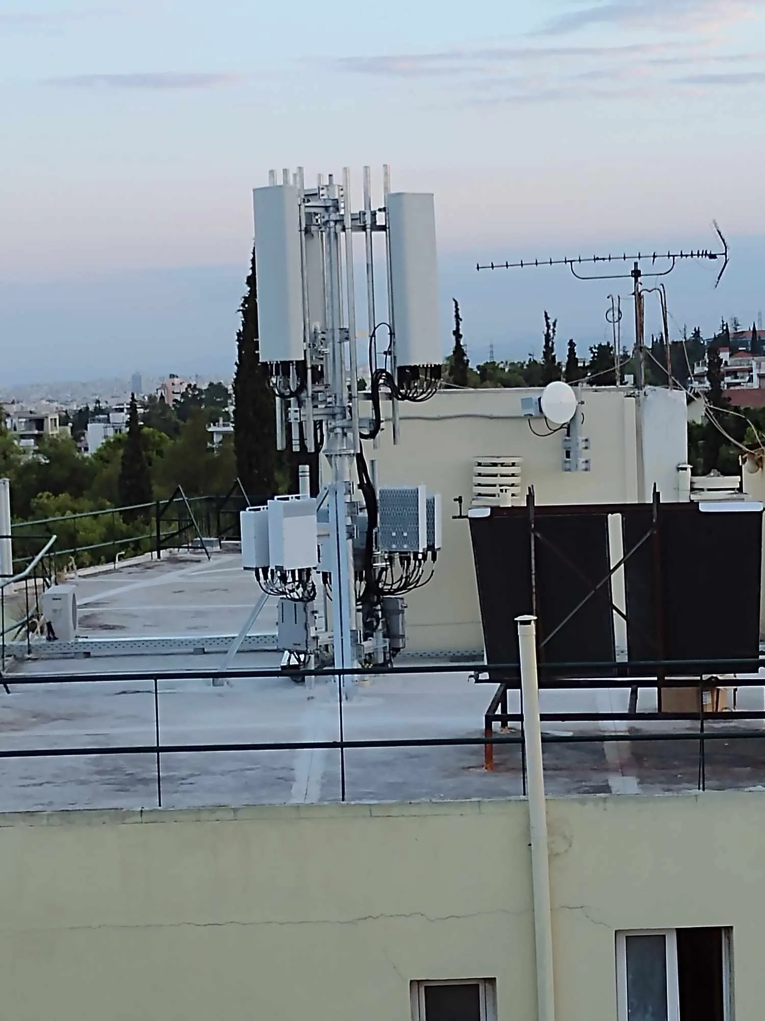 "Έχουμε δει κεραίες σε μέγεθος καμινάδας, αλλά αυτό είναι τερατώδες ...