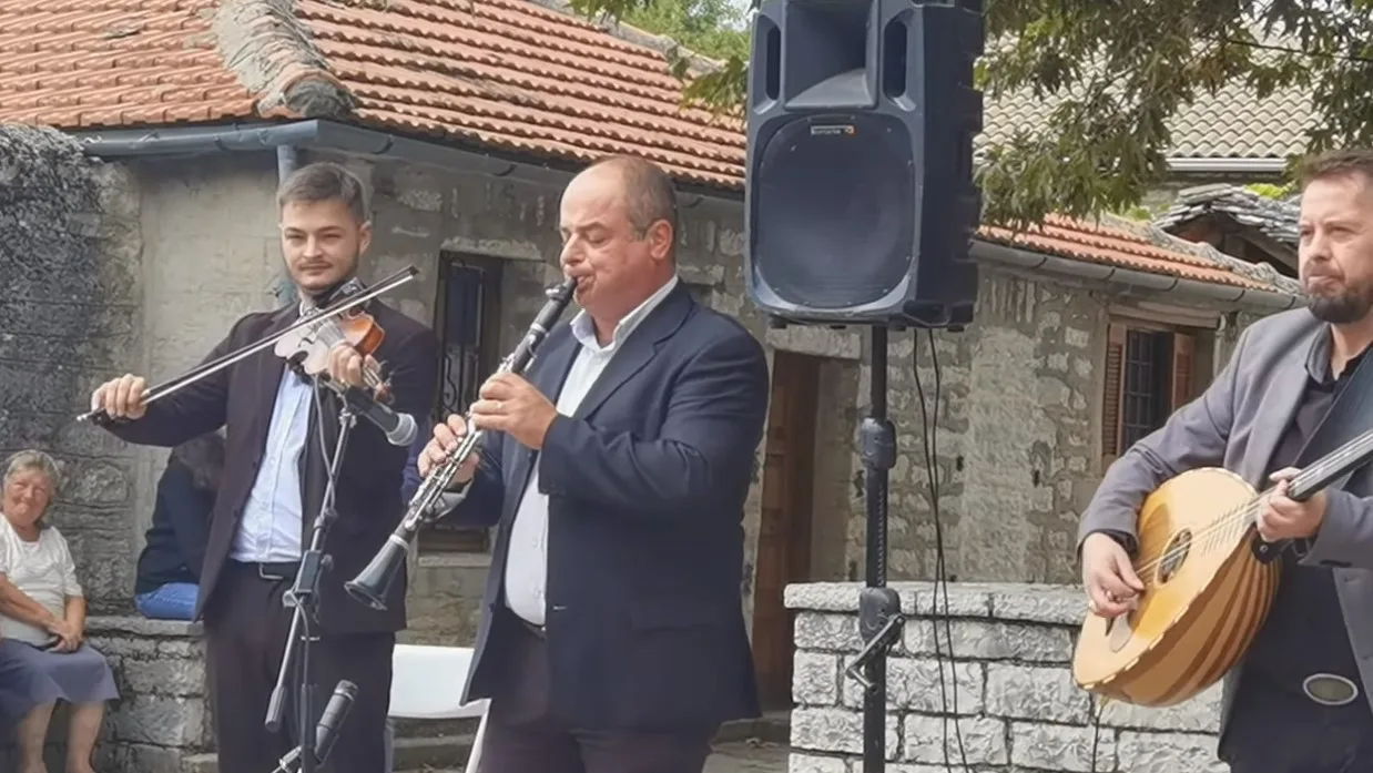 Ο Αλέξανδρος Αρκαδόπουλος τιμά τον δάσκαλό του Γρηγόρη Καψάλη στον ...