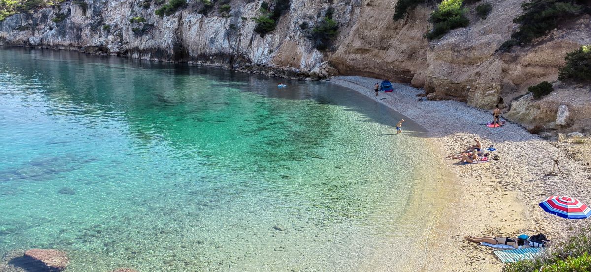 Παραλία Μικρά Στραβά, ο κρυμμένος παράδεισος: Τα κρυστάλλινα νερά 1,5 ...
