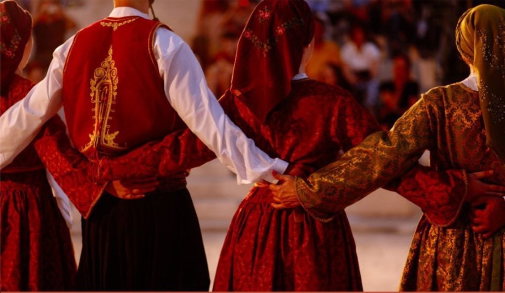 Σε εξέλιξη οι εγγραφές στο Τμήμα Παραδοσιακών Χορών της Στέγης ...