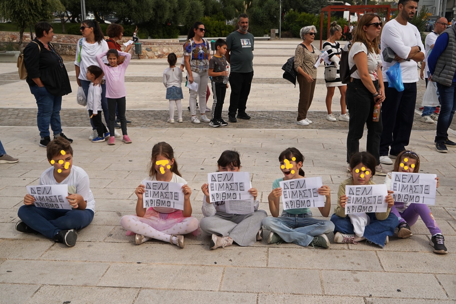 Παράσταση διαμαρτυρίας γονέων στην Πλατεία Δημαρχείου